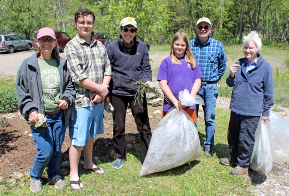 ON THE SCENE: Volunteers spend day cleaning Keene | News, Sports, Jobs ...